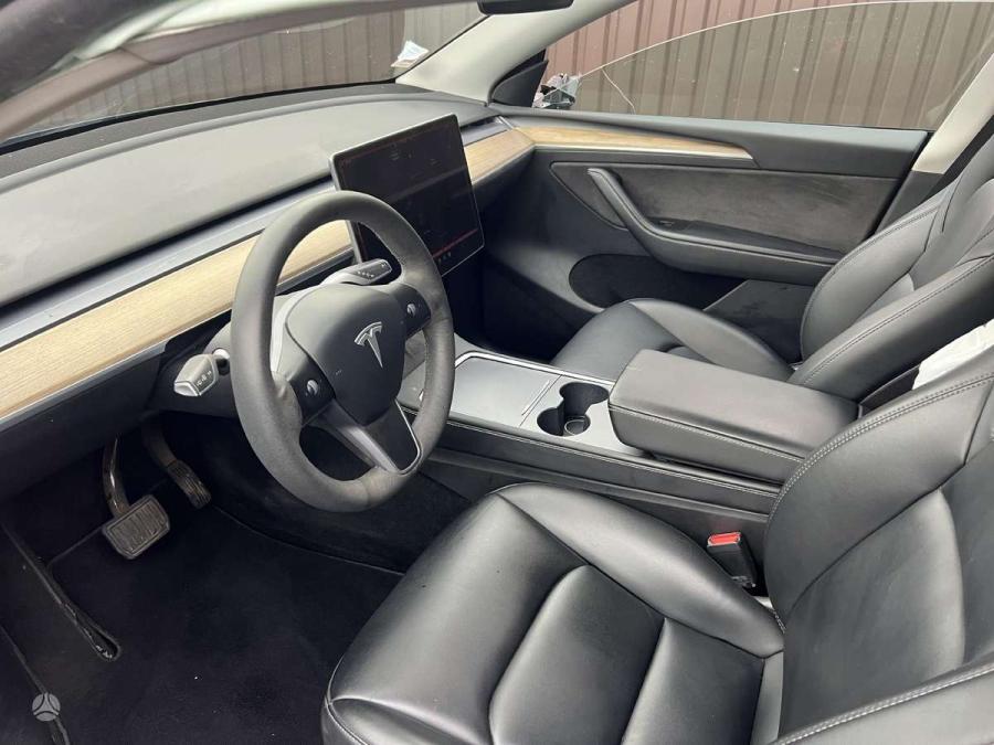 Black Tesla Model Y 2022 in Kaunas, with an engine capacity of 0.00 L and mileage of 160 thousand km for 13500 €, photo 9 on AUTOMOTO.COM.LV