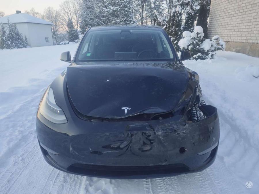 Black Tesla Model Y 2022 in Telschi, with an engine capacity of 0.00 L and mileage of 95 thousand km for 14700 €, photo 2 on AUTOMOTO.COM.LV