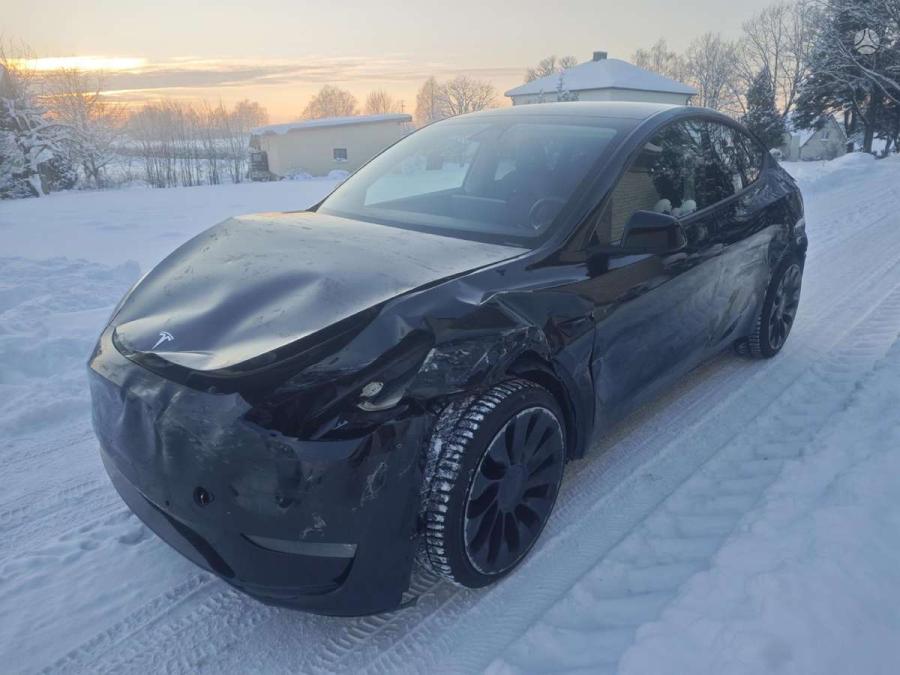 Black Tesla Model Y 2022 in Telschi, with an engine capacity of 0.00 L and mileage of 95 thousand km for 14700 €, photo 3 on AUTOMOTO.COM.LV
