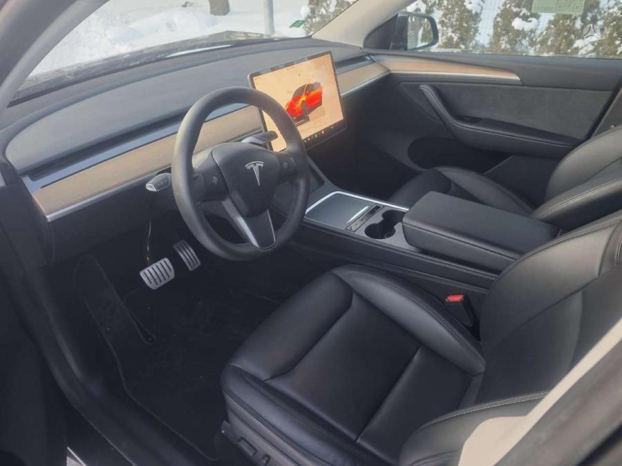 Black Tesla Model Y 2022 in Telschi, with an engine capacity of 0.00 L and mileage of 95 thousand km for 14700 €, photo 14 on AUTOMOTO.COM.LV