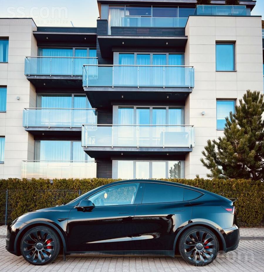 Black Tesla Model Y 2022 in Jurmala, with an engine capacity of 0.00 L and mileage of 40 thousand km for 38750 €, photo 5 on AUTOMOTO.COM.LV