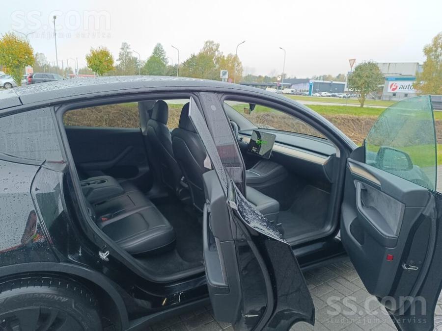 Black Tesla Model Y 2022 in Riga, with an engine capacity of 0.00 L and mileage of 74 thousand km for 31700 €, photo 4 on AUTOMOTO.COM.LV