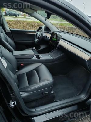 Black Tesla Model Y 2022 in Riga, with an engine capacity of 0.00 L and mileage of 74 thousand km for 31700 €, photo 5 on AUTOMOTO.COM.LV