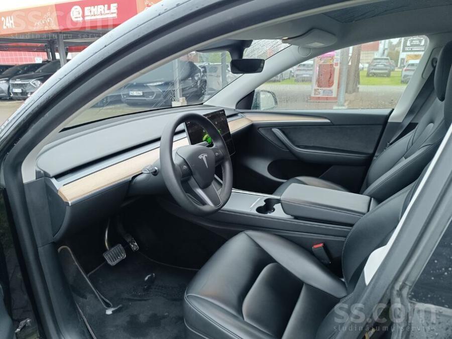 Black Tesla Model Y 2022 in Riga, with an engine capacity of 0.00 L and mileage of 74 thousand km for 31700 €, photo 8 on AUTOMOTO.COM.LV