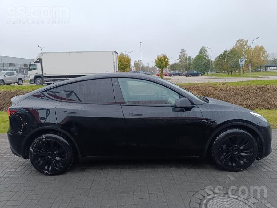 Black Tesla Model Y 2022 in Riga, with an engine capacity of 0.00 L and mileage of 74 thousand km for 31700 €, photo 14 on AUTOMOTO.COM.LV