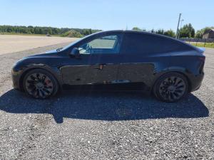 Black Tesla Model Y 2022 in Taurage, with an engine capacity of 0.00 L and mileage of 262 thousand km for 21500 €, photo 6 on AUTOMOTO.COM.LV