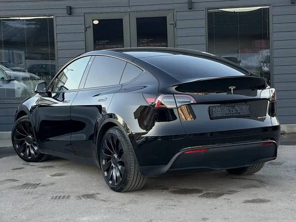 Black Tesla Model Y 2022 in Jelgava, with an engine capacity of 0.00 L and mileage of 80 thousand km for 31900 €, photo 2 on AUTOMOTO.COM.LV