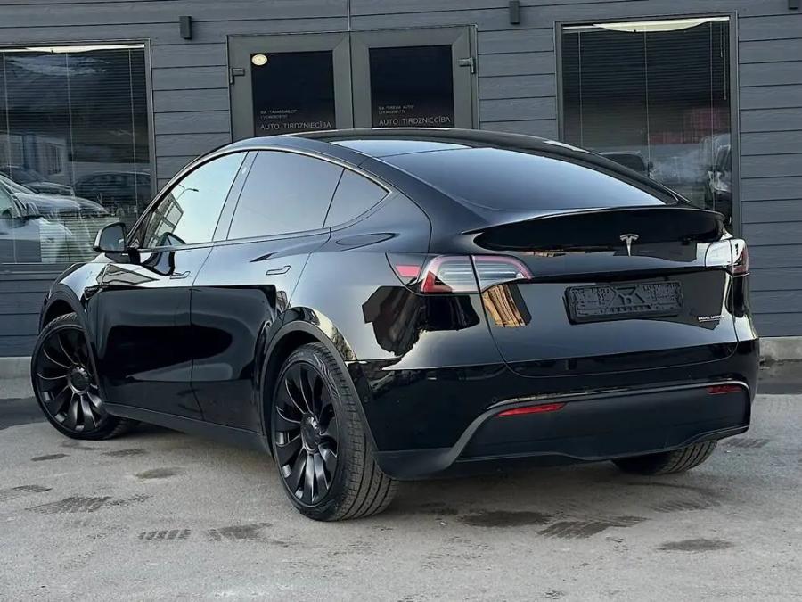 Black Tesla Model Y 2022 in Jelgava, with an engine capacity of 0.00 L and mileage of 80 thousand km for 31900 €, photo 3 on AUTOMOTO.COM.LV