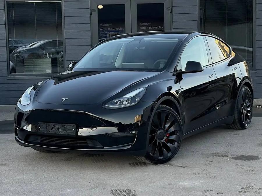 Black Tesla Model Y 2022 in Jelgava, with an engine capacity of 0.00 L and mileage of 80 thousand km for 31900 €, photo 4 on AUTOMOTO.COM.LV