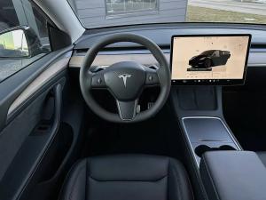 Black Tesla Model Y 2022 in Jelgava, with an engine capacity of 0.00 L and mileage of 80 thousand km for 31900 €, photo 6 on AUTOMOTO.COM.LV