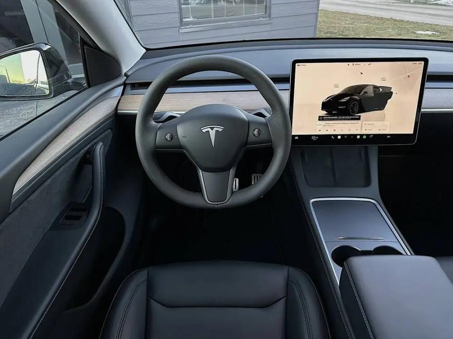 Black Tesla Model Y 2022 in Jelgava, with an engine capacity of 0.00 L and mileage of 80 thousand km for 31900 €, photo 6 on AUTOMOTO.COM.LV