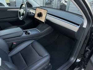 Black Tesla Model Y 2022 in Jelgava, with an engine capacity of 0.00 L and mileage of 80 thousand km for 31900 €, photo 7 on AUTOMOTO.COM.LV