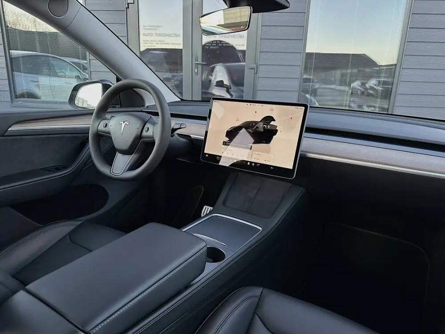 Black Tesla Model Y 2022 in Jelgava, with an engine capacity of 0.00 L and mileage of 80 thousand km for 31900 €, photo 10 on AUTOMOTO.COM.LV