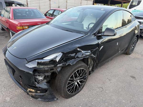 Black Tesla Model Y 2022 in Kaunas, with an engine capacity of 0.00 L and mileage of 82 thousand km for 23990 €, photo 1 on AUTOMOTO.COM.LV