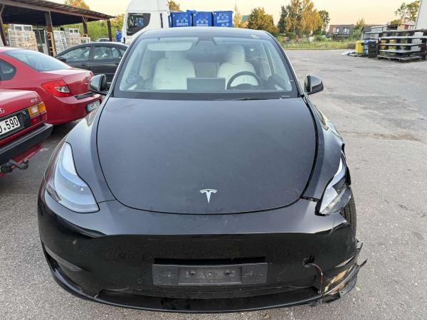 Black Tesla Model Y 2022 in Kaunas, with an engine capacity of 0.00 L and mileage of 82 thousand km for 23990 €, photo 3 on AUTOMOTO.COM.LV