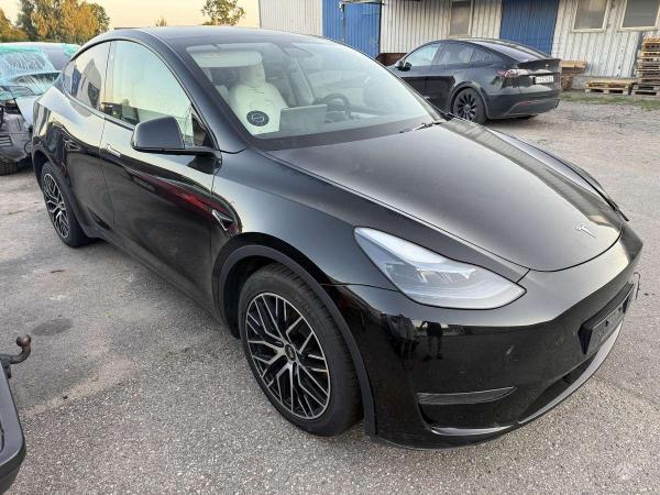 Black Tesla Model Y 2022 in Kaunas, with an engine capacity of 0.00 L and mileage of 82 thousand km for 23990 €, photo 4 on AUTOMOTO.COM.LV
