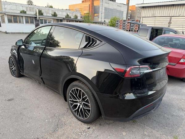 Black Tesla Model Y 2022 in Kaunas, with an engine capacity of 0.00 L and mileage of 82 thousand km for 23990 €, photo 6 on AUTOMOTO.COM.LV