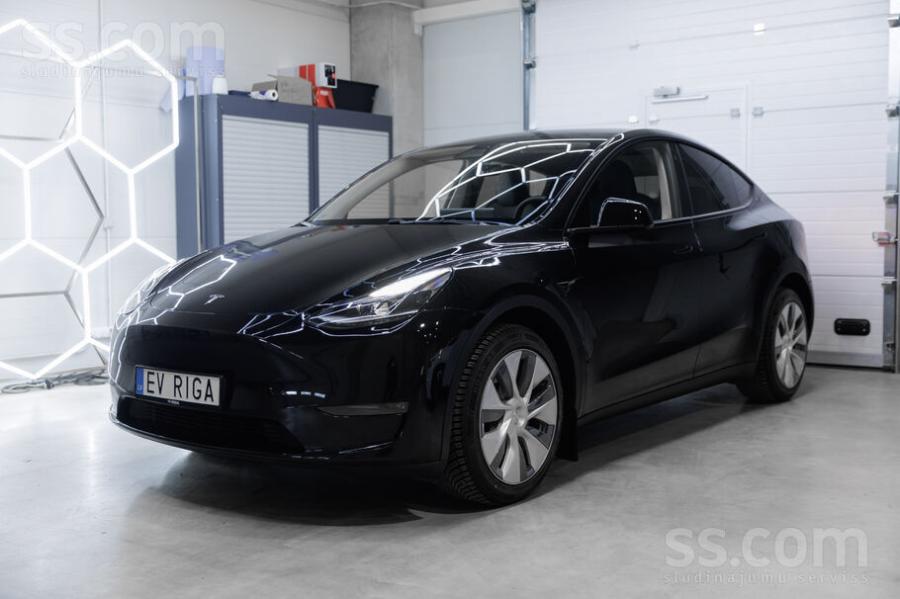 Black Tesla Model Y 2022 in Riga, with an engine capacity of 0.00 L and mileage of 79 thousand km for 34740 €, photo 4 on AUTOMOTO.COM.LV