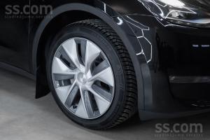 Black Tesla Model Y 2022 in Riga, with an engine capacity of 0.00 L and mileage of 79 thousand km for 34740 €, photo 5 on AUTOMOTO.COM.LV