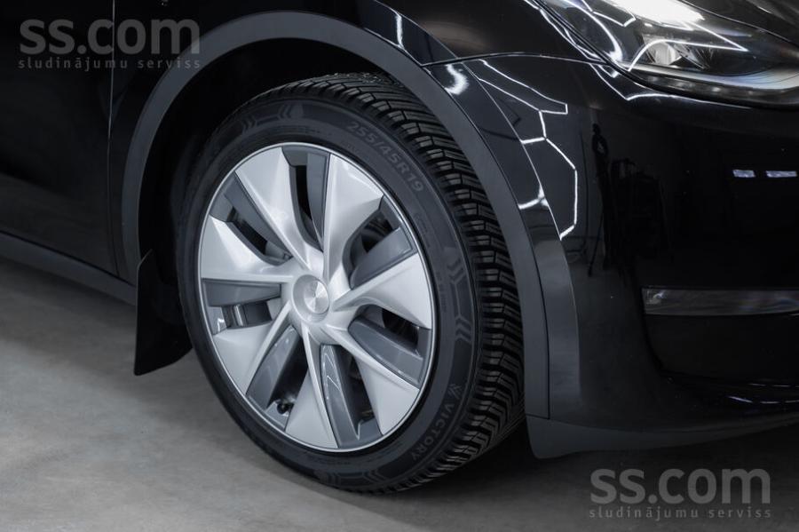 Black Tesla Model Y 2022 in Riga, with an engine capacity of 0.00 L and mileage of 79 thousand km for 34740 €, photo 5 on AUTOMOTO.COM.LV