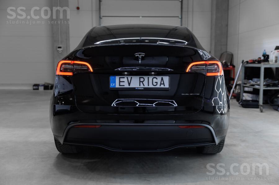 Black Tesla Model Y 2022 in Riga, with an engine capacity of 0.00 L and mileage of 79 thousand km for 34740 €, photo 7 on AUTOMOTO.COM.LV