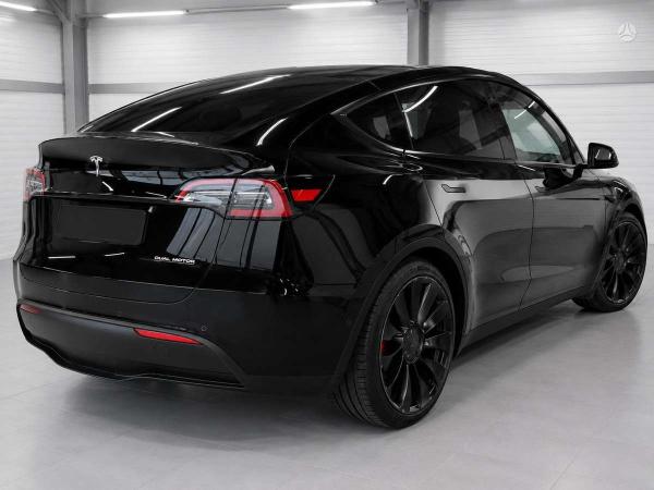 Black Tesla Model Y 2022 in Tukums, with an engine capacity of 0.00 L and mileage of 96 thousand km for 35990 €, photo 2 on AUTOMOTO.COM.LV