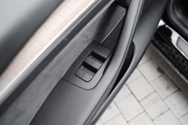 Black Tesla Model Y 2022 in Marupe, with an engine capacity of 0.00 L and mileage of 88 thousand km for 39750 €, photo 8 on AUTOMOTO.COM.LV