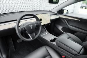 Melns Tesla Model Y 2022 Mārupe, ar dzinēja tilpumu 0.00 L un nobraukumu 88 tūkst. km par 39750 €, foto 10 vietnē AUTOMOTO.COM.LV