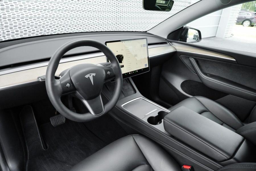 Melns Tesla Model Y 2022 Mārupe, ar dzinēja tilpumu 0.00 L un nobraukumu 88 tūkst. km par 39750 €, foto 10 vietnē AUTOMOTO.COM.LV