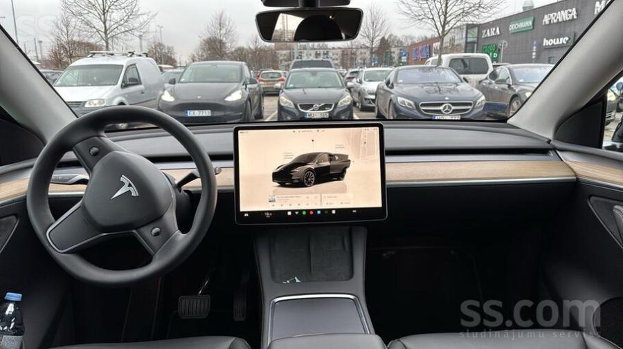 Black Tesla Model Y 2022 in Riga, with an engine capacity of 0.00 L and mileage of 50 thousand km for 33000 €, photo 4 on AUTOMOTO.COM.LV