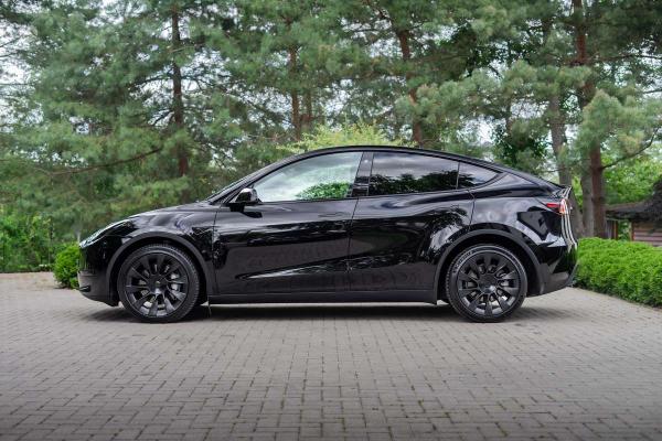 Black Tesla Model Y 2022 in Kaunas, with an engine capacity of 0.00 L and mileage of 77 thousand km for 34200 €, photo 4 on AUTOMOTO.COM.LV
