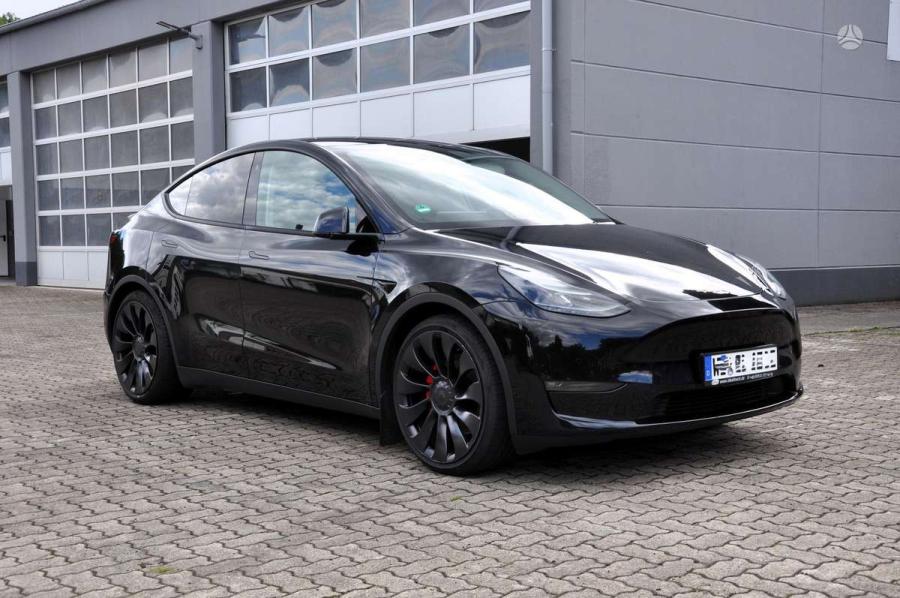 Black Tesla Model Y 2022 in Vilnius, with an engine capacity of 0.00 L and mileage of 126 thousand km for 30900 €, photo 1 on AUTOMOTO.COM.LV
