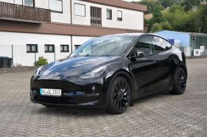 Black Tesla Model Y 2022 in Vilnius, with an engine capacity of 0.00 L and mileage of 126 thousand km for 30900 €, photo 3 on AUTOMOTO.COM.LV