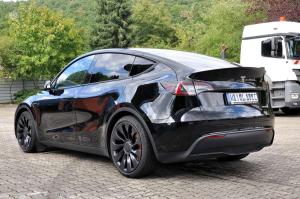 Black Tesla Model Y 2022 in Vilnius, with an engine capacity of 0.00 L and mileage of 126 thousand km for 30900 €, photo 4 on AUTOMOTO.COM.LV