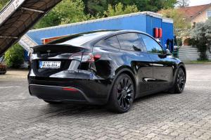 Black Tesla Model Y 2022 in Vilnius, with an engine capacity of 0.00 L and mileage of 126 thousand km for 30900 €, photo 5 on AUTOMOTO.COM.LV