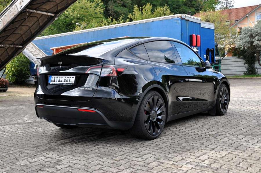 Black Tesla Model Y 2022 in Vilnius, with an engine capacity of 0.00 L and mileage of 126 thousand km for 30900 €, photo 5 on AUTOMOTO.COM.LV