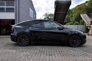 Black Tesla Model Y 2022 in Vilnius, with an engine capacity of 0.00 L and mileage of 126 thousand km for 30900 €, photo 6 on AUTOMOTO.COM.LV