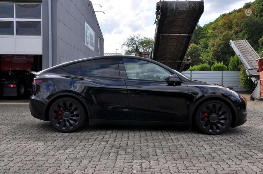 Black Tesla Model Y 2022 in Vilnius, with an engine capacity of 0.00 L and mileage of 126 thousand km for 30900 €, photo 6 on AUTOMOTO.COM.LV