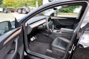 Black Tesla Model Y 2022 in Vilnius, with an engine capacity of 0.00 L and mileage of 126 thousand km for 30900 €, photo 8 on AUTOMOTO.COM.LV