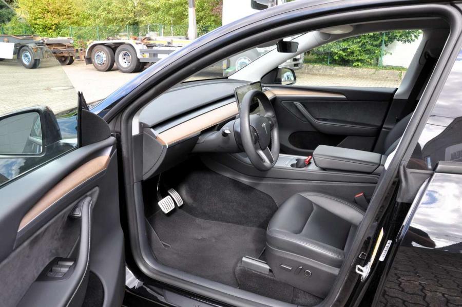 Black Tesla Model Y 2022 in Vilnius, with an engine capacity of 0.00 L and mileage of 126 thousand km for 30900 €, photo 8 on AUTOMOTO.COM.LV