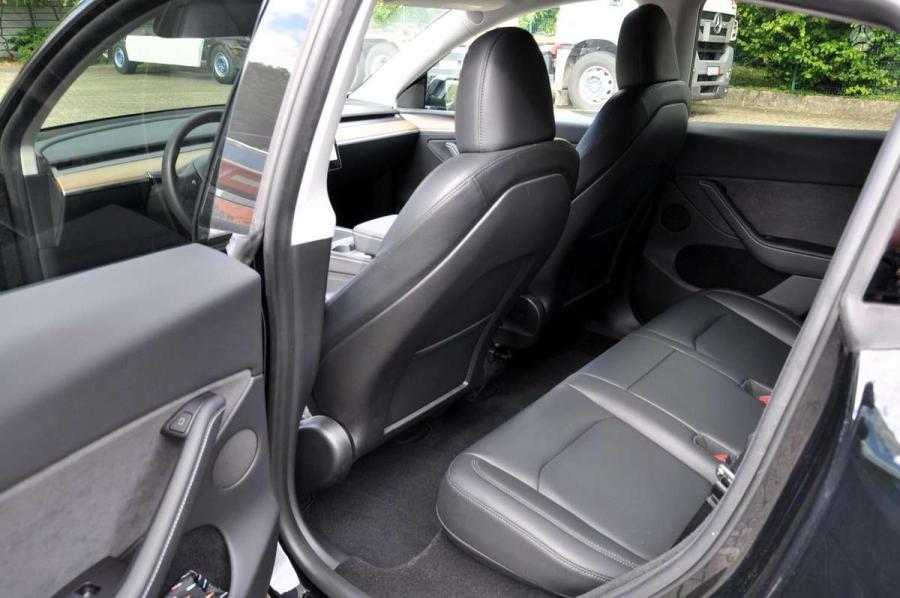 Black Tesla Model Y 2022 in Vilnius, with an engine capacity of 0.00 L and mileage of 126 thousand km for 30900 €, photo 9 on AUTOMOTO.COM.LV