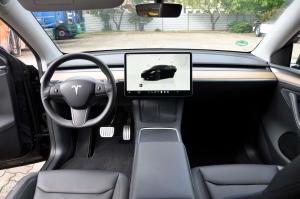 Black Tesla Model Y 2022 in Vilnius, with an engine capacity of 0.00 L and mileage of 126 thousand km for 30900 €, photo 10 on AUTOMOTO.COM.LV