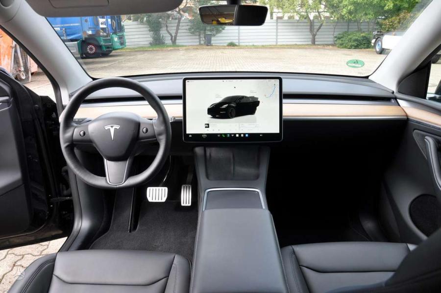 Black Tesla Model Y 2022 in Vilnius, with an engine capacity of 0.00 L and mileage of 126 thousand km for 30900 €, photo 10 on AUTOMOTO.COM.LV