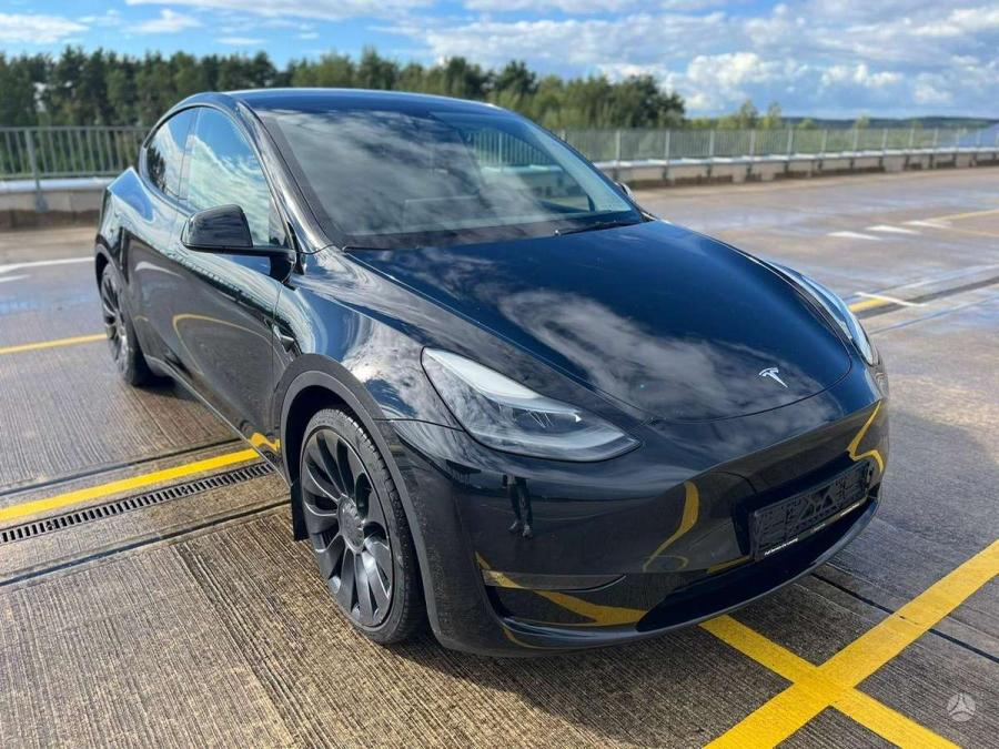 Black Tesla Model Y 2022 in Vilnius, with an engine capacity of 0.00 L and mileage of 115 thousand km for 32999 €, photo 1 on AUTOMOTO.COM.LV