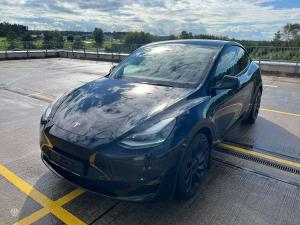 Black Tesla Model Y 2022 in Vilnius, with an engine capacity of 0.00 L and mileage of 115 thousand km for 32999 €, photo 4 on AUTOMOTO.COM.LV