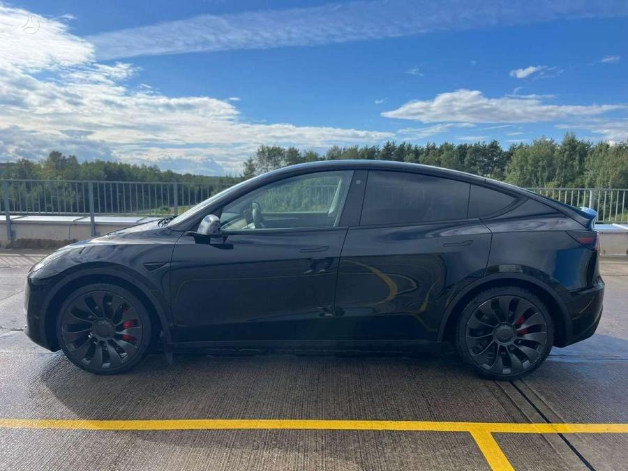 Black Tesla Model Y 2022 in Vilnius, with an engine capacity of 0.00 L and mileage of 115 thousand km for 32999 €, photo 5 on AUTOMOTO.COM.LV
