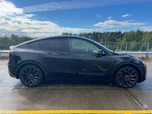 Black Tesla Model Y 2022 in Vilnius, with an engine capacity of 0.00 L and mileage of 115 thousand km for 32999 €, photo 9 on AUTOMOTO.COM.LV