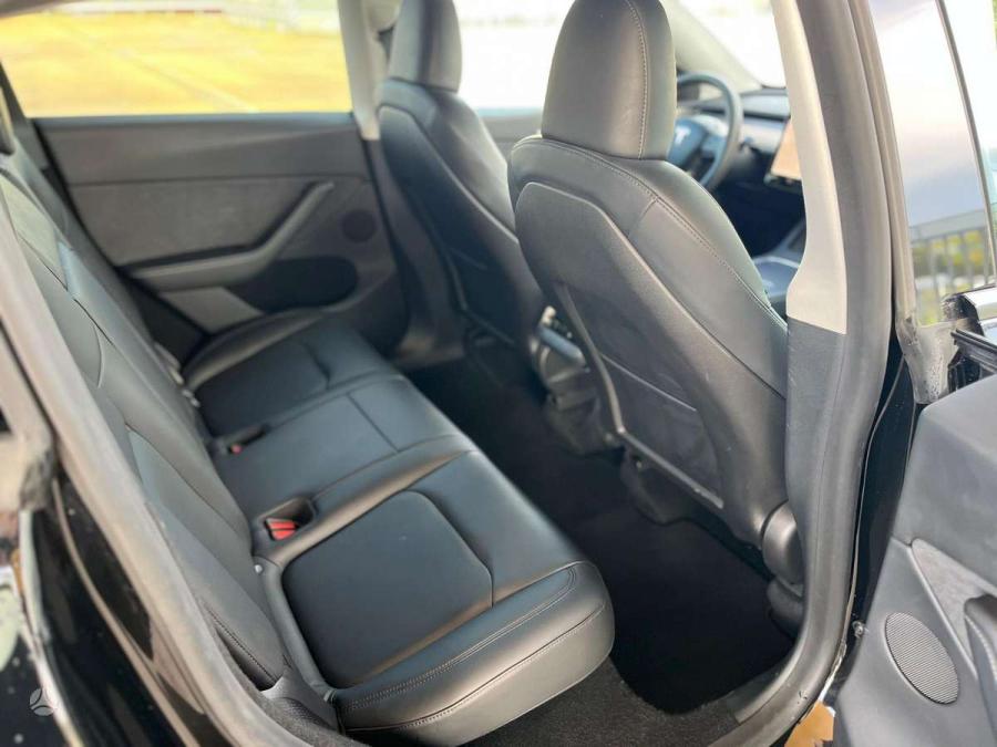 Black Tesla Model Y 2022 in Vilnius, with an engine capacity of 0.00 L and mileage of 115 thousand km for 32999 €, photo 13 on AUTOMOTO.COM.LV