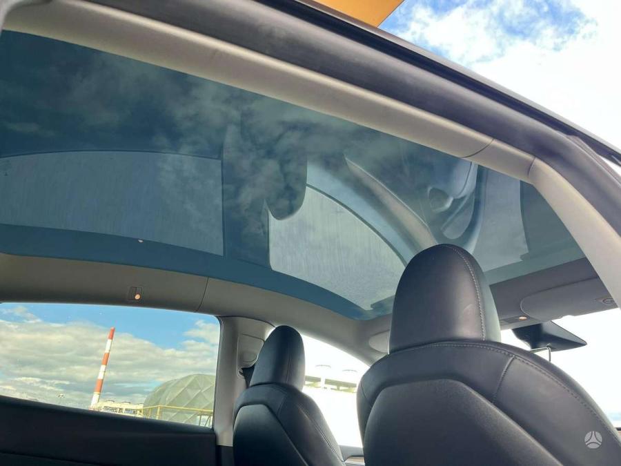 Black Tesla Model Y 2022 in Vilnius, with an engine capacity of 0.00 L and mileage of 115 thousand km for 32999 €, photo 15 on AUTOMOTO.COM.LV