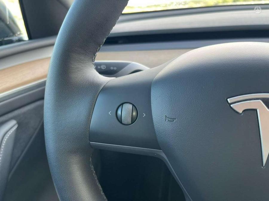 Black Tesla Model Y 2022 in Vilnius, with an engine capacity of 0.00 L and mileage of 115 thousand km for 32999 €, photo 23 on AUTOMOTO.COM.LV